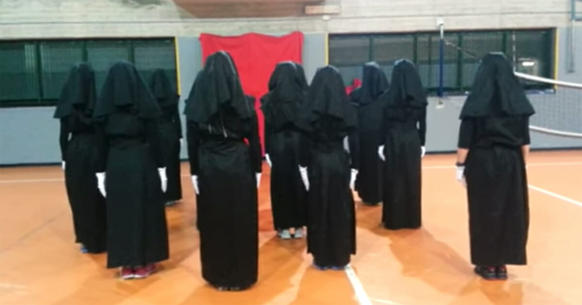 12 nonner indtager pludselig scenen - men se nu når de vender sig om og ...