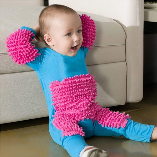 Här är bebisdräkten med inbyggd mopp – som får krabaten att städa när ...